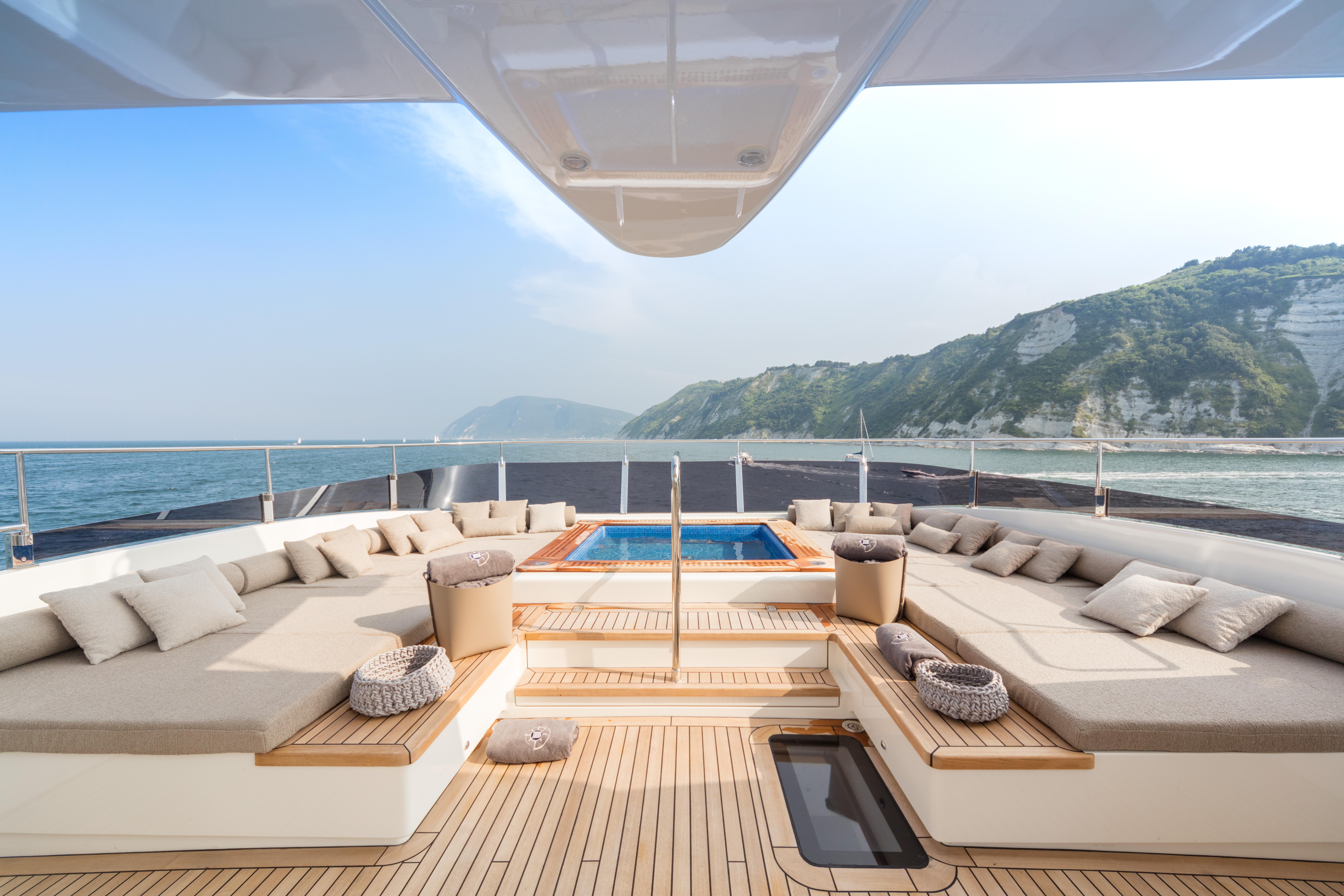 Yacht Explorer Babbo, Cantiere Delle Marche | CHARTERWORLD Luxury Superyacht Charters